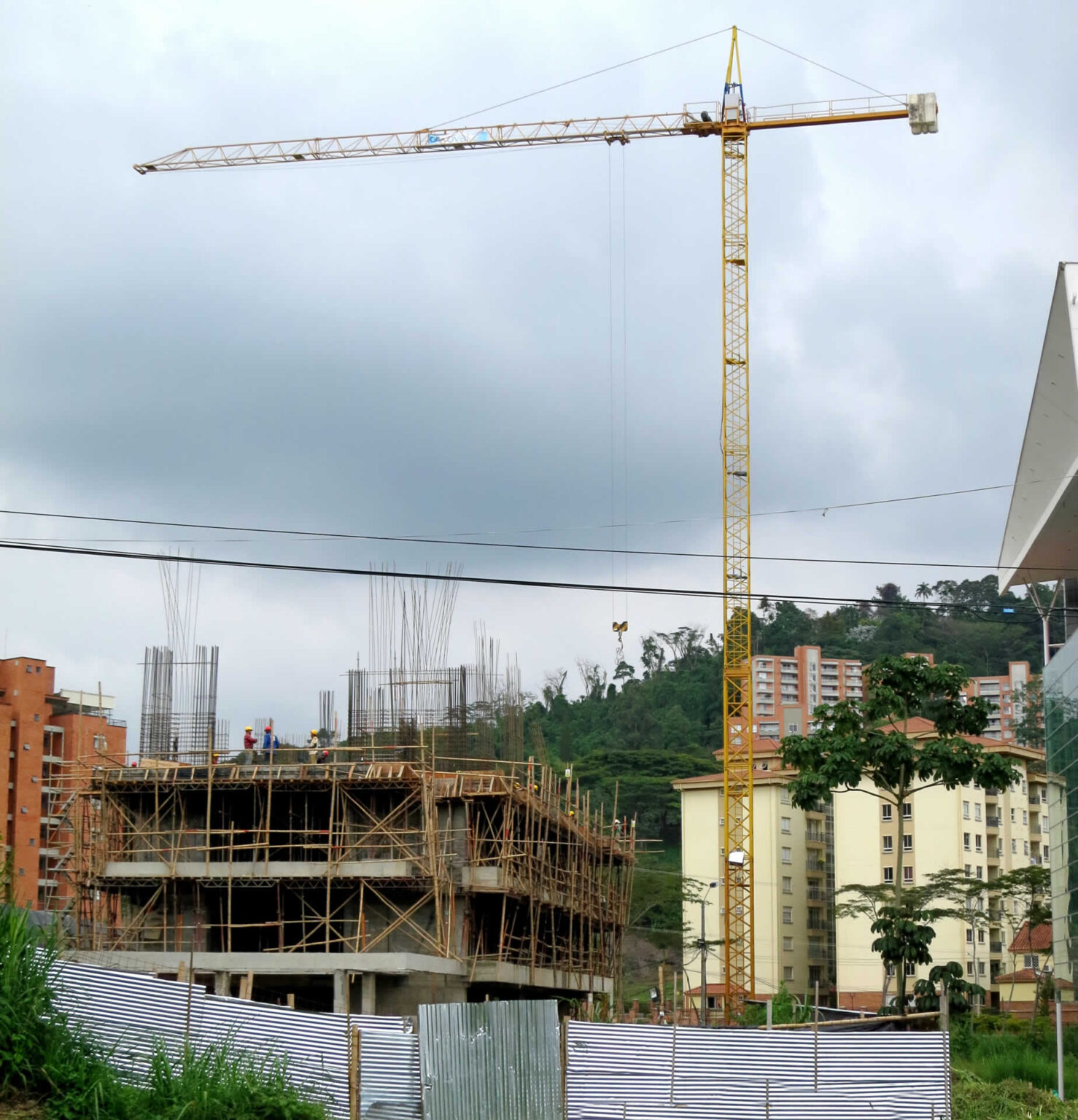 Alquiler y venta de gruas torre LIEBHERR en Colombia