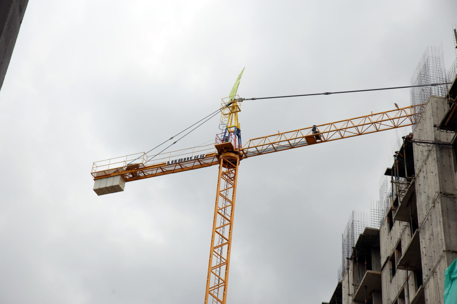 Alquiler y venta de gruas torre LIEBHERR en Colombia