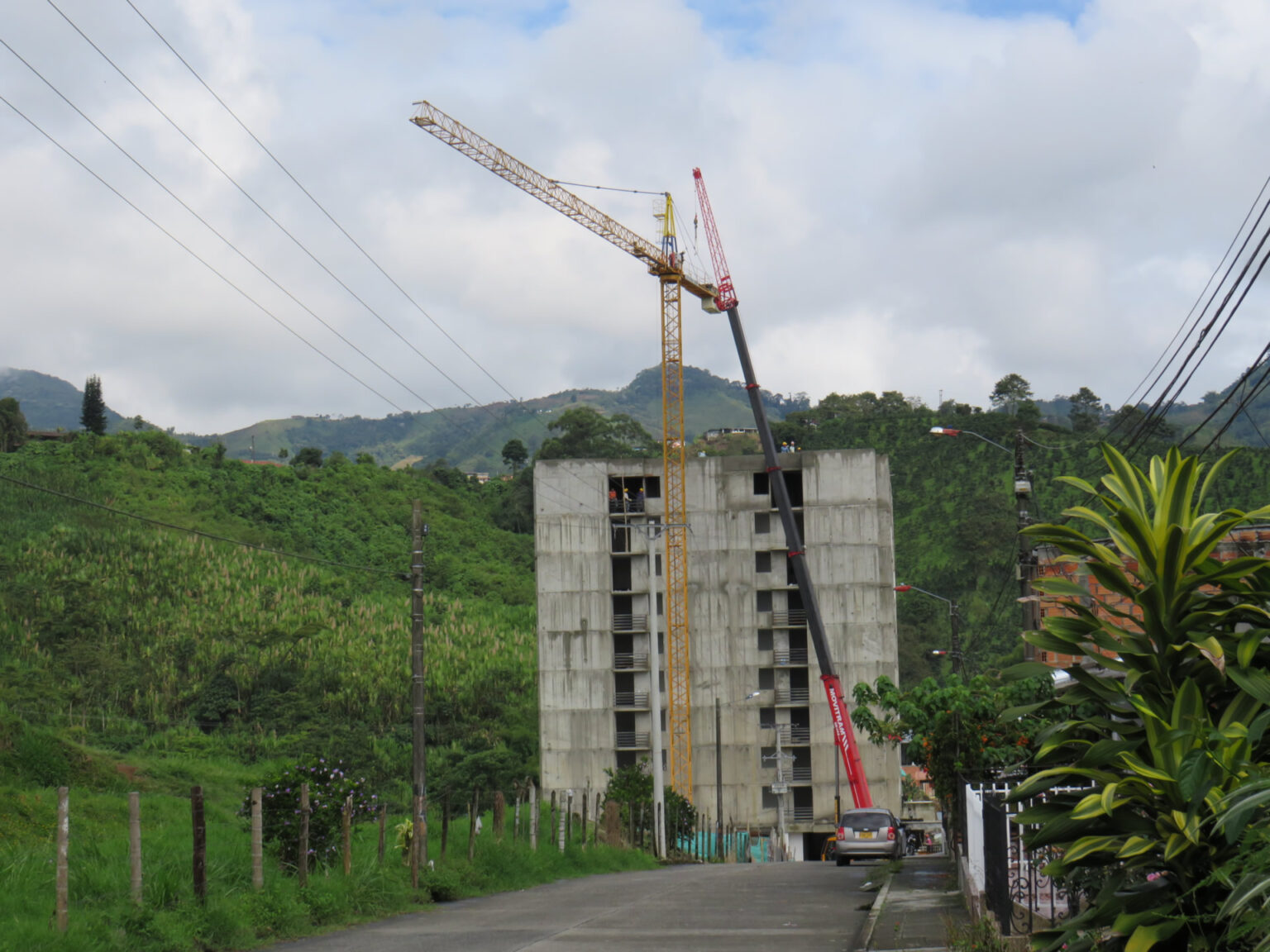 Alquiler y venta de gruas torre LIEBHERR en Colombia